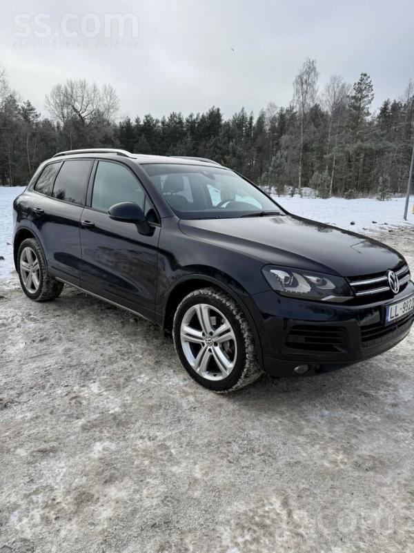 Black Volkswagen Touareg 2010 in Liepaja, with an engine capacity of 3.00 L and mileage of 348 thousand km for 10290 €, photo 3 on AUTOMOTO.COM.LV