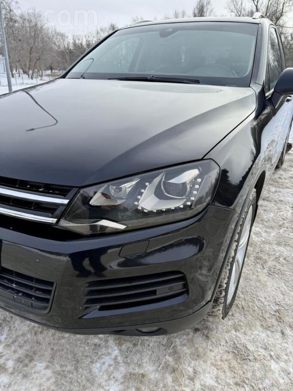 Black Volkswagen Touareg 2010 in Liepaja, with an engine capacity of 3.00 L and mileage of 348 thousand km for 10290 €, photo 5 on AUTOMOTO.COM.LV