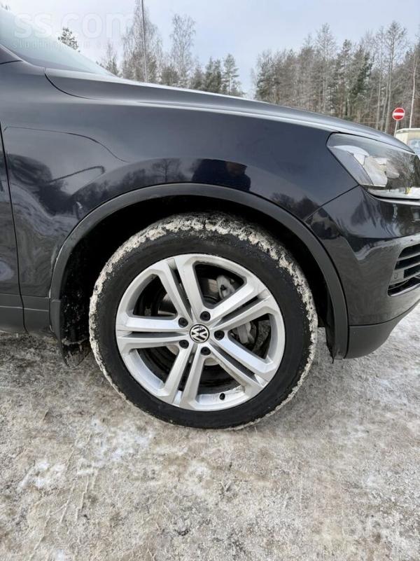 Black Volkswagen Touareg 2010 in Liepaja, with an engine capacity of 3.00 L and mileage of 348 thousand km for 10290 €, photo 6 on AUTOMOTO.COM.LV