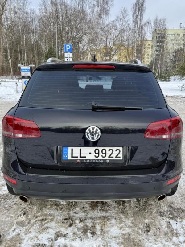 Black Volkswagen Touareg 2010 in Liepaja, with an engine capacity of 3.00 L and mileage of 348 thousand km for 10290 €, photo 8 on AUTOMOTO.COM.LV