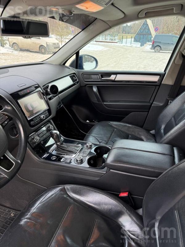 Black Volkswagen Touareg 2010 in Liepaja, with an engine capacity of 3.00 L and mileage of 348 thousand km for 10290 €, photo 11 on AUTOMOTO.COM.LV