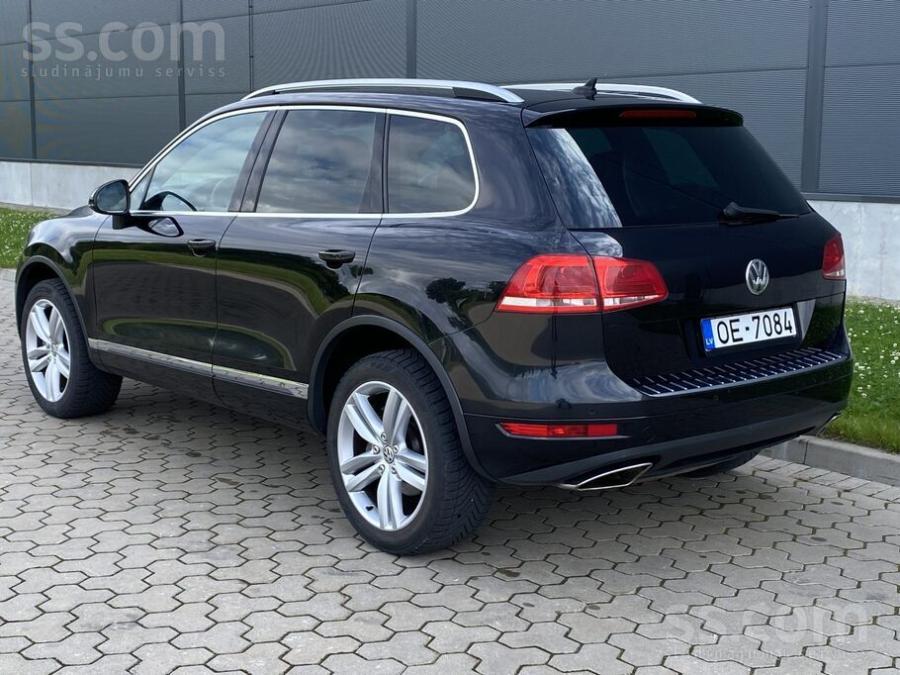 Black Volkswagen Touareg 2011 in Riga, with an engine capacity of 3.00 L and mileage of 218 thousand km for 12990 €, photo 2 on AUTOMOTO.COM.LV