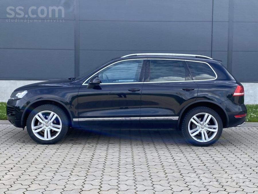 Black Volkswagen Touareg 2011 in Riga, with an engine capacity of 3.00 L and mileage of 218 thousand km for 12990 €, photo 3 on AUTOMOTO.COM.LV
