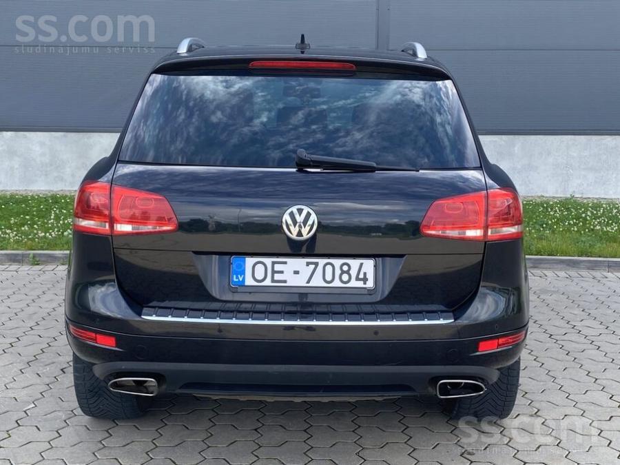 Black Volkswagen Touareg 2011 in Riga, with an engine capacity of 3.00 L and mileage of 218 thousand km for 12990 €, photo 4 on AUTOMOTO.COM.LV