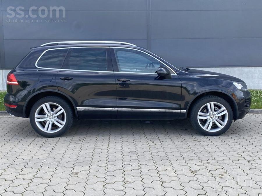 Black Volkswagen Touareg 2011 in Riga, with an engine capacity of 3.00 L and mileage of 218 thousand km for 12990 €, photo 8 on AUTOMOTO.COM.LV