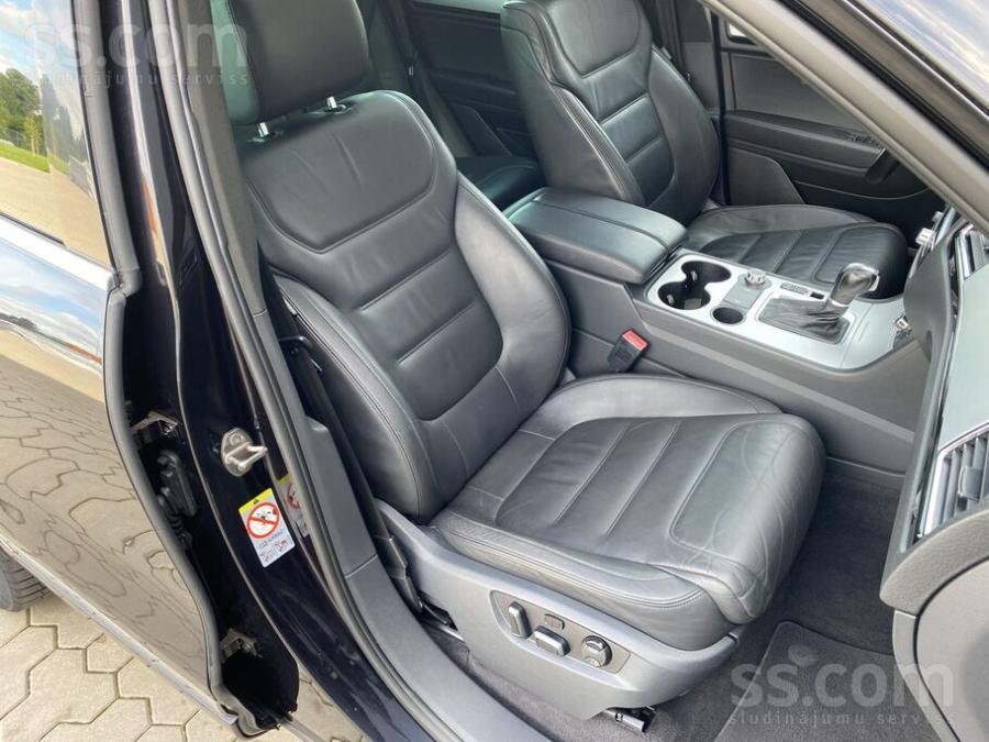 Black Volkswagen Touareg 2011 in Riga, with an engine capacity of 3.00 L and mileage of 218 thousand km for 12990 €, photo 11 on AUTOMOTO.COM.LV