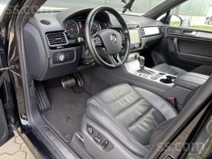 Black Volkswagen Touareg 2011 in Riga, with an engine capacity of 3.00 L and mileage of 218 thousand km for 12990 €, photo 15 on AUTOMOTO.COM.LV