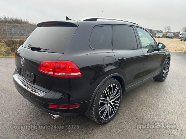 Black Volkswagen Touareg 2011 in Tartu, with an engine capacity of 3.00 L and mileage of 245 thousand km for 10990 €, photo 2 on AUTOMOTO.COM.LV