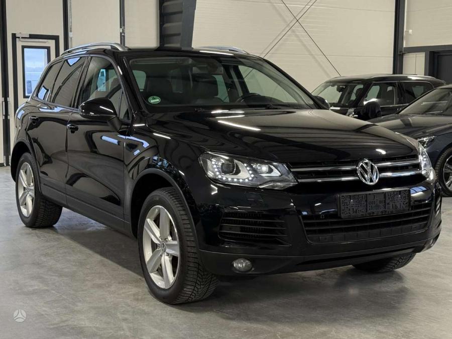 Black Volkswagen Touareg 2011 in Marijampole, with an engine capacity of 2.97 L and mileage of 211 thousand km for 11999 €, photo 1 on AUTOMOTO.COM.LV