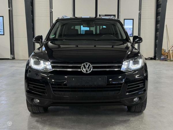 Black Volkswagen Touareg 2011 in Marijampole, with an engine capacity of 2.97 L and mileage of 211 thousand km for 11999 €, photo 3 on AUTOMOTO.COM.LV