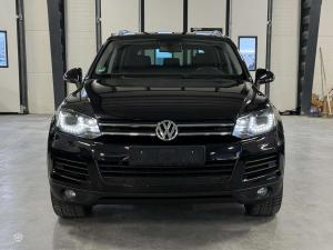 Black Volkswagen Touareg 2011 in Marijampole, with an engine capacity of 2.97 L and mileage of 211 thousand km for 11999 €, photo 3 on AUTOMOTO.COM.LV