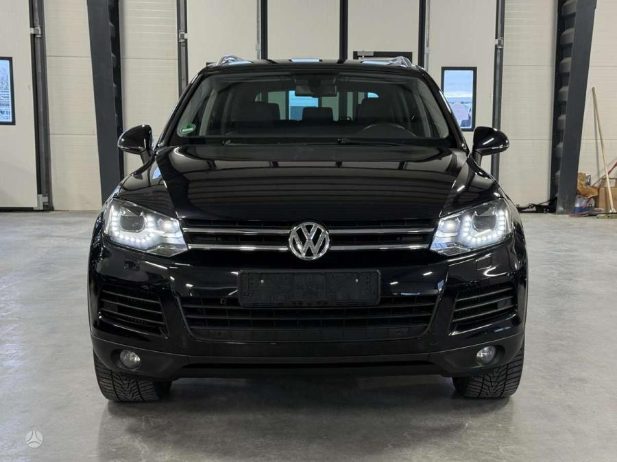 Black Volkswagen Touareg 2011 in Marijampole, with an engine capacity of 2.97 L and mileage of 211 thousand km for 11999 €, photo 3 on AUTOMOTO.COM.LV
