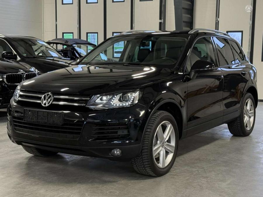 Black Volkswagen Touareg 2011 in Marijampole, with an engine capacity of 2.97 L and mileage of 211 thousand km for 11999 €, photo 4 on AUTOMOTO.COM.LV