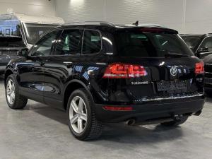 Black Volkswagen Touareg 2011 in Marijampole, with an engine capacity of 2.97 L and mileage of 211 thousand km for 11999 €, photo 5 on AUTOMOTO.COM.LV