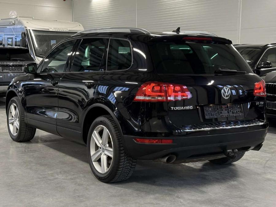 Black Volkswagen Touareg 2011 in Marijampole, with an engine capacity of 2.97 L and mileage of 211 thousand km for 11999 €, photo 5 on AUTOMOTO.COM.LV