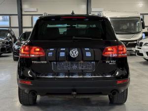 Black Volkswagen Touareg 2011 in Marijampole, with an engine capacity of 2.97 L and mileage of 211 thousand km for 11999 €, photo 6 on AUTOMOTO.COM.LV