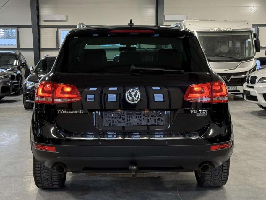 Black Volkswagen Touareg 2011 in Marijampole, with an engine capacity of 2.97 L and mileage of 211 thousand km for 11999 €, photo 6 on AUTOMOTO.COM.LV