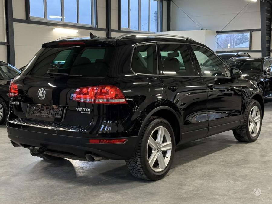 Black Volkswagen Touareg 2011 in Marijampole, with an engine capacity of 2.97 L and mileage of 211 thousand km for 11999 €, photo 7 on AUTOMOTO.COM.LV