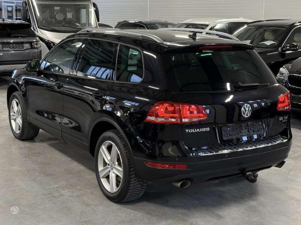 Black Volkswagen Touareg 2011 in Marijampole, with an engine capacity of 2.97 L and mileage of 211 thousand km for 11999 €, photo 10 on AUTOMOTO.COM.LV