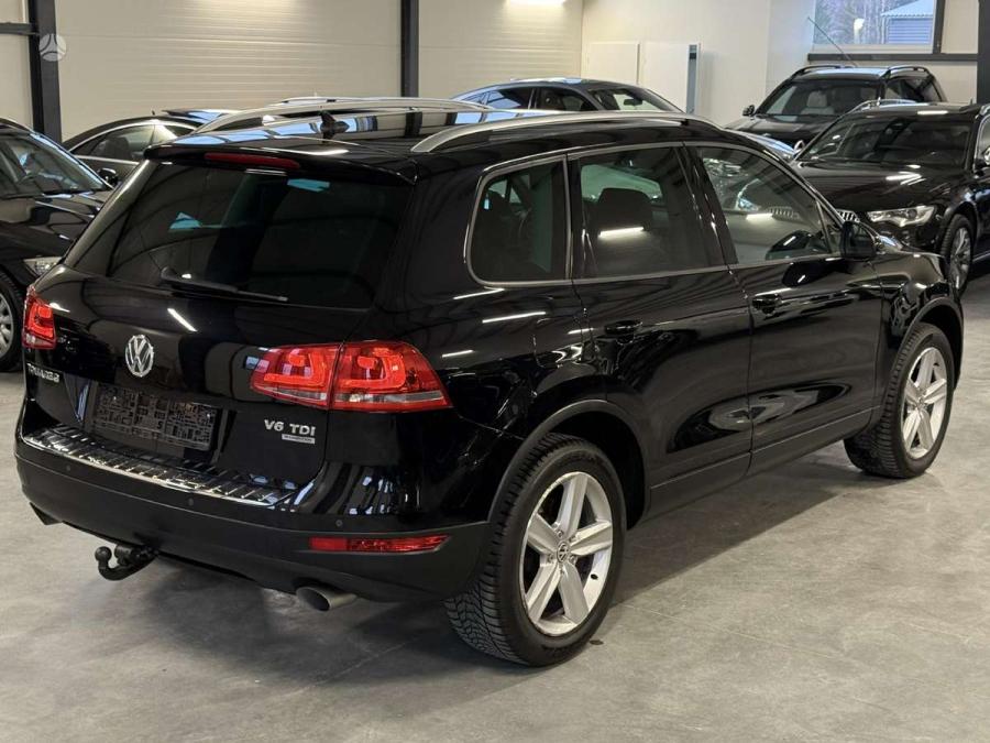 Black Volkswagen Touareg 2011 in Marijampole, with an engine capacity of 2.97 L and mileage of 211 thousand km for 11999 €, photo 11 on AUTOMOTO.COM.LV