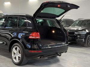 Black Volkswagen Touareg 2011 in Marijampole, with an engine capacity of 2.97 L and mileage of 211 thousand km for 11999 €, photo 12 on AUTOMOTO.COM.LV