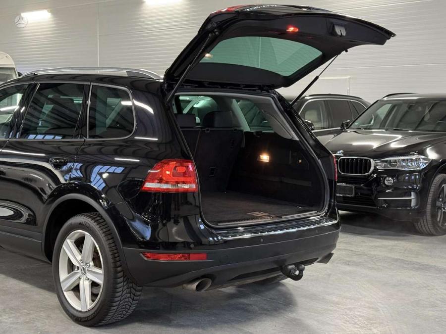 Black Volkswagen Touareg 2011 in Marijampole, with an engine capacity of 2.97 L and mileage of 211 thousand km for 11999 €, photo 12 on AUTOMOTO.COM.LV