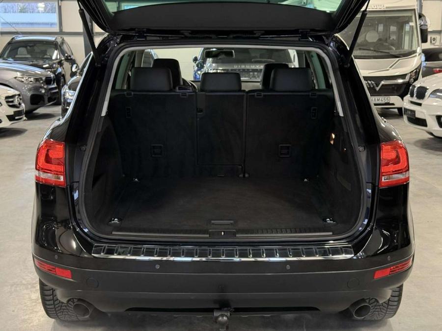 Black Volkswagen Touareg 2011 in Marijampole, with an engine capacity of 2.97 L and mileage of 211 thousand km for 11999 €, photo 13 on AUTOMOTO.COM.LV
