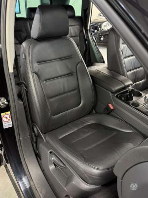Black Volkswagen Touareg 2011 in Marijampole, with an engine capacity of 2.97 L and mileage of 211 thousand km for 11999 €, photo 15 on AUTOMOTO.COM.LV