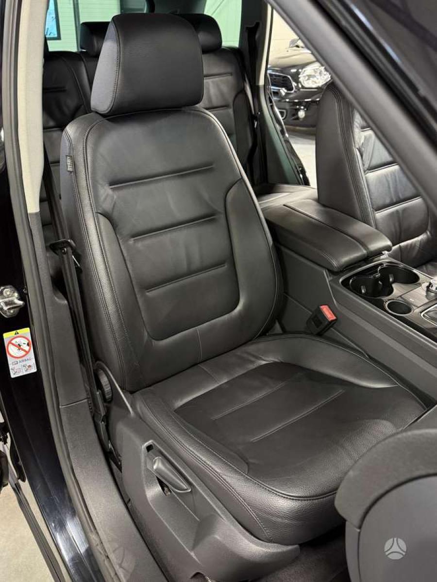 Black Volkswagen Touareg 2011 in Marijampole, with an engine capacity of 2.97 L and mileage of 211 thousand km for 11999 €, photo 15 on AUTOMOTO.COM.LV