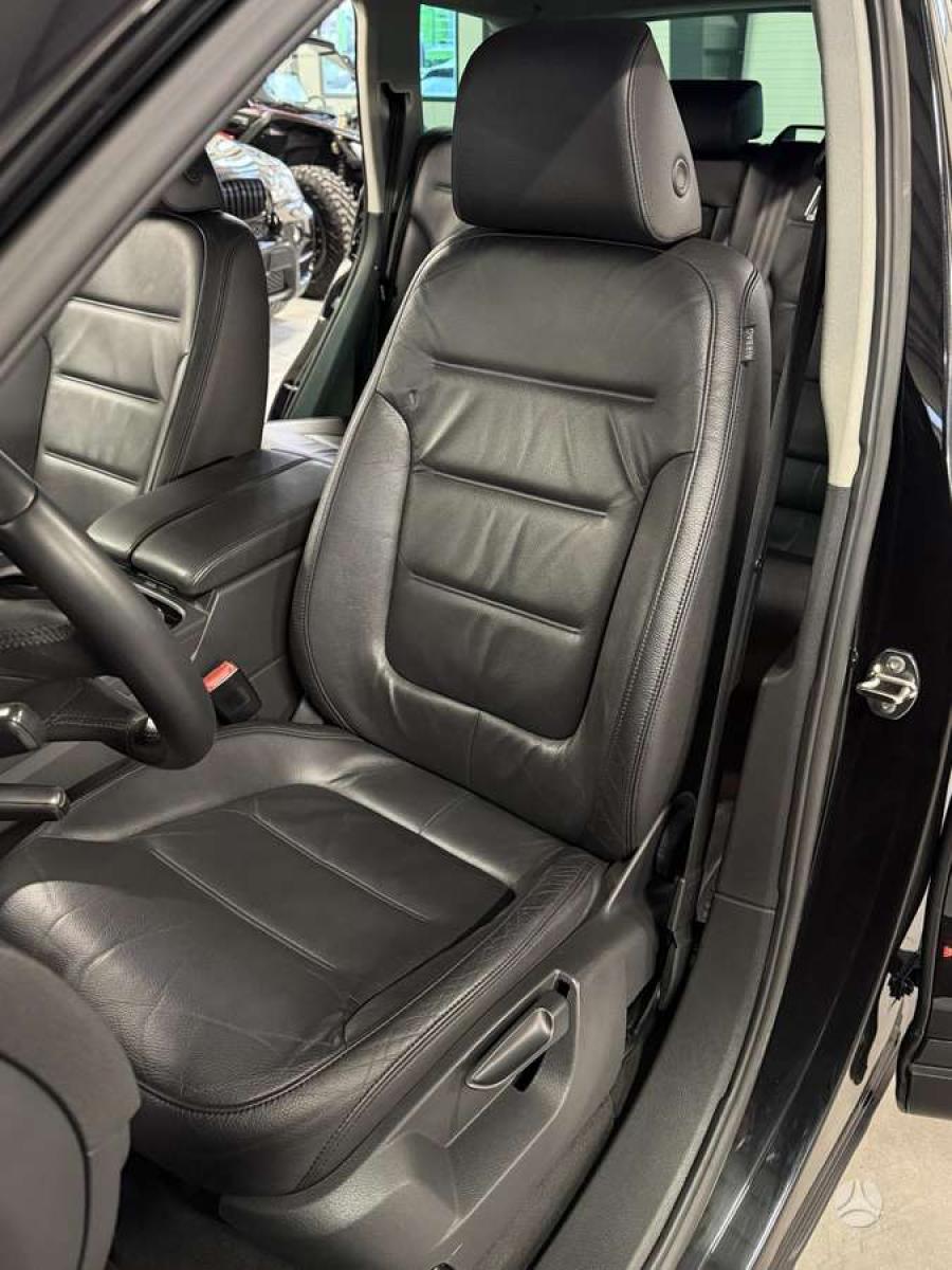 Black Volkswagen Touareg 2011 in Marijampole, with an engine capacity of 2.97 L and mileage of 211 thousand km for 11999 €, photo 18 on AUTOMOTO.COM.LV