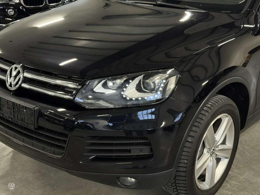 Black Volkswagen Touareg 2011 in Marijampole, with an engine capacity of 2.97 L and mileage of 211 thousand km for 11999 €, photo 30 on AUTOMOTO.COM.LV