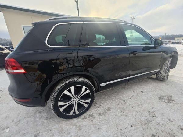 Black Volkswagen Touareg 2011 in Vilnius, with an engine capacity of 2.97 L and mileage of 240 thousand km for 10990 €, photo 7 on AUTOMOTO.COM.LV