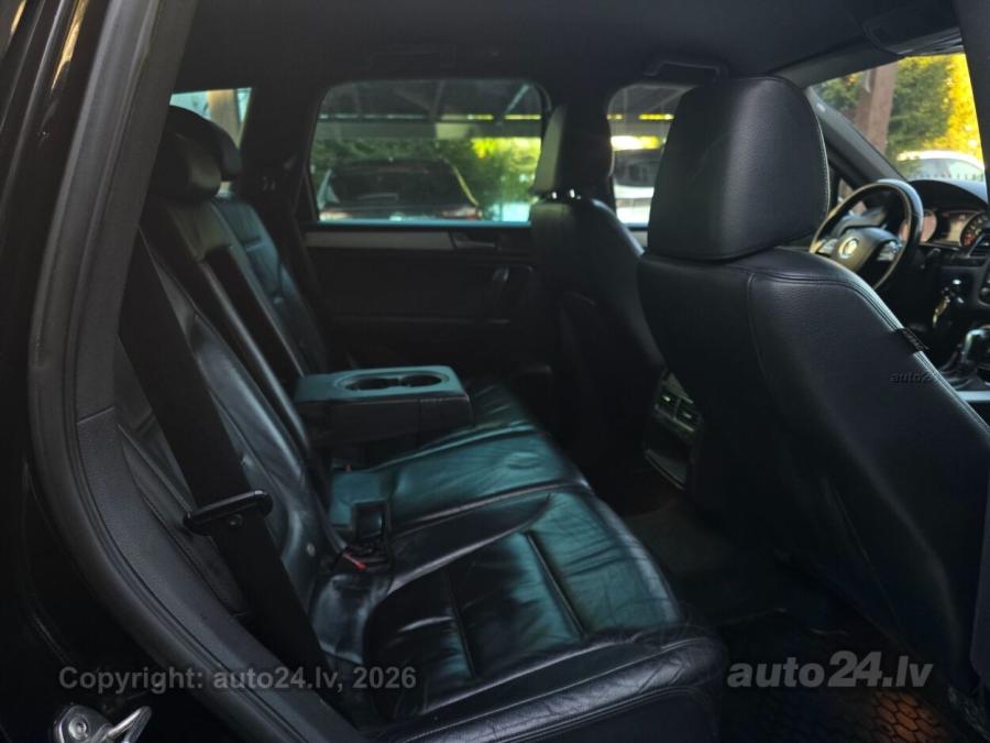 Melns Volkswagen Touareg 2011 Tallina, ar dzinēja tilpumu 3.00 L un nobraukumu 274 tūkst. km par 9990 €, foto 12 vietnē AUTOMOTO.COM.LV