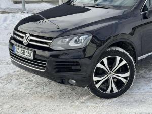 Black Volkswagen Touareg 2011 in Jonava, with an engine capacity of 4.13 L and mileage of 285 thousand km for 12350 €, photo 3 on AUTOMOTO.COM.LV