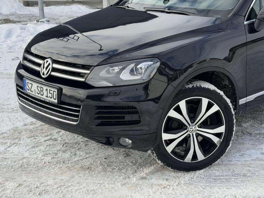 Black Volkswagen Touareg 2011 in Jonava, with an engine capacity of 4.13 L and mileage of 285 thousand km for 12350 €, photo 3 on AUTOMOTO.COM.LV