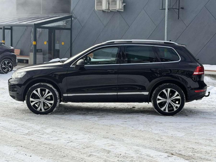 Black Volkswagen Touareg 2011 in Jonava, with an engine capacity of 4.13 L and mileage of 285 thousand km for 12350 €, photo 4 on AUTOMOTO.COM.LV