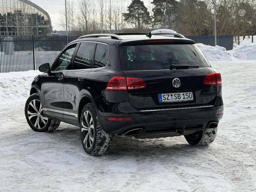 Black Volkswagen Touareg 2011 in Jonava, with an engine capacity of 4.13 L and mileage of 285 thousand km for 12350 €, photo 5 on AUTOMOTO.COM.LV