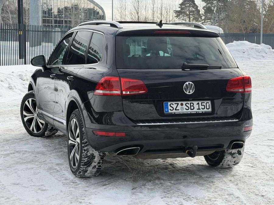 Black Volkswagen Touareg 2011 in Jonava, with an engine capacity of 4.13 L and mileage of 285 thousand km for 12350 €, photo 6 on AUTOMOTO.COM.LV