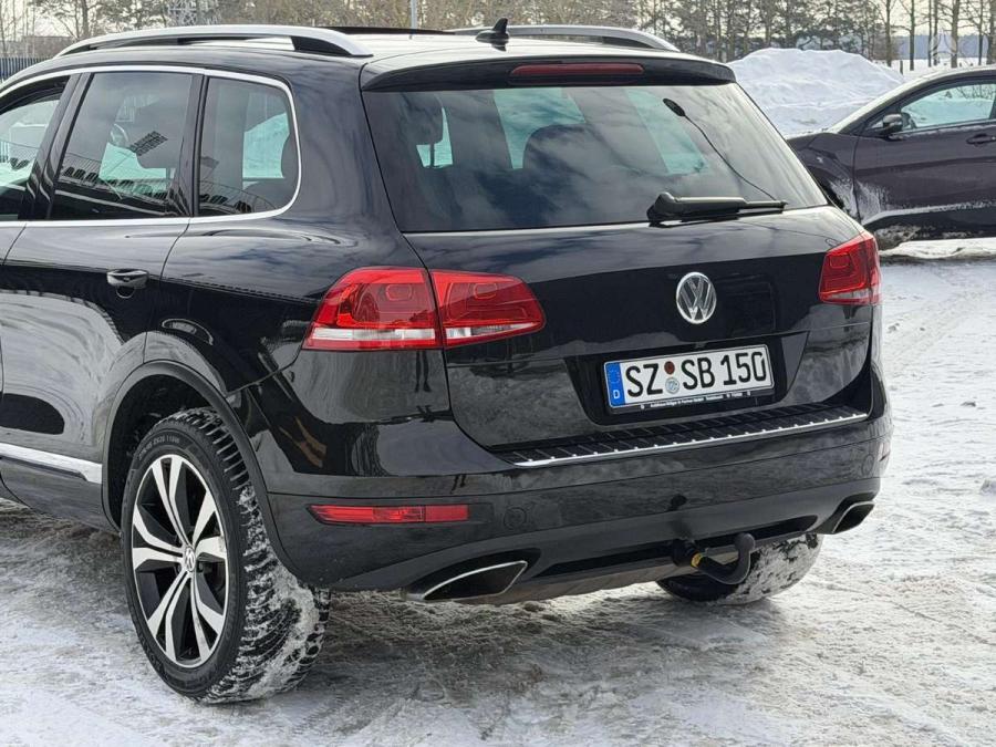 Black Volkswagen Touareg 2011 in Jonava, with an engine capacity of 4.13 L and mileage of 285 thousand km for 12350 €, photo 7 on AUTOMOTO.COM.LV