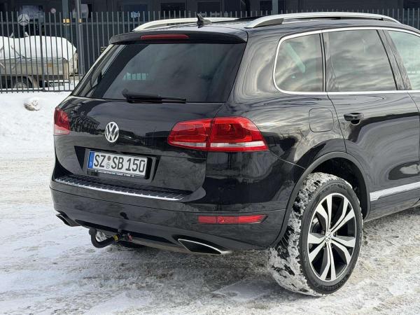 Black Volkswagen Touareg 2011 in Jonava, with an engine capacity of 4.13 L and mileage of 285 thousand km for 12350 €, photo 8 on AUTOMOTO.COM.LV