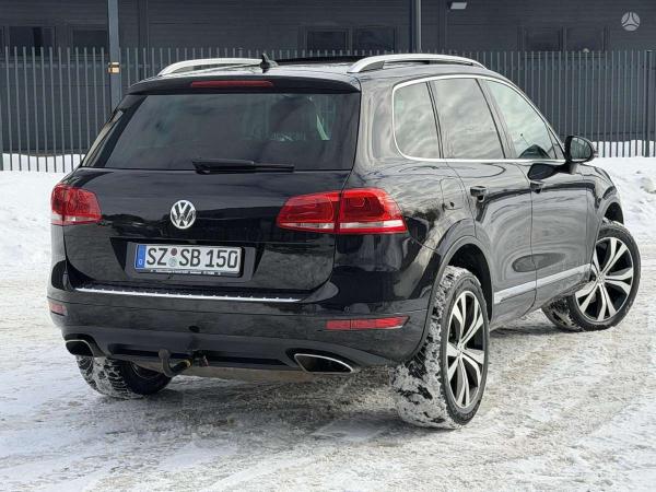 Black Volkswagen Touareg 2011 in Jonava, with an engine capacity of 4.13 L and mileage of 285 thousand km for 12350 €, photo 10 on AUTOMOTO.COM.LV