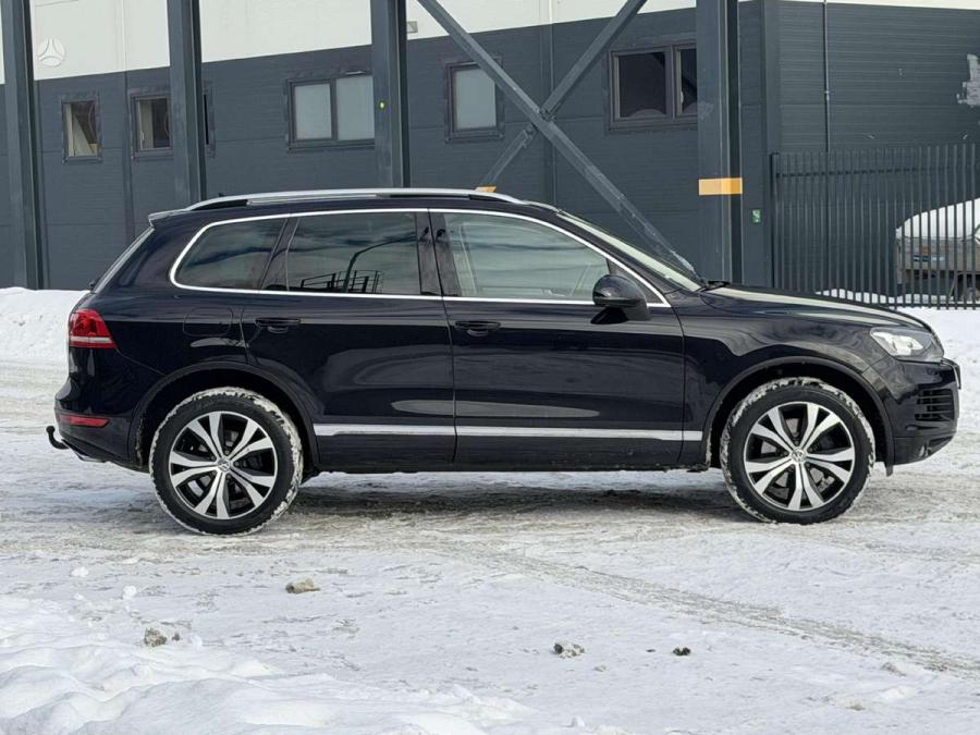 Black Volkswagen Touareg 2011 in Jonava, with an engine capacity of 4.13 L and mileage of 285 thousand km for 12350 €, photo 11 on AUTOMOTO.COM.LV