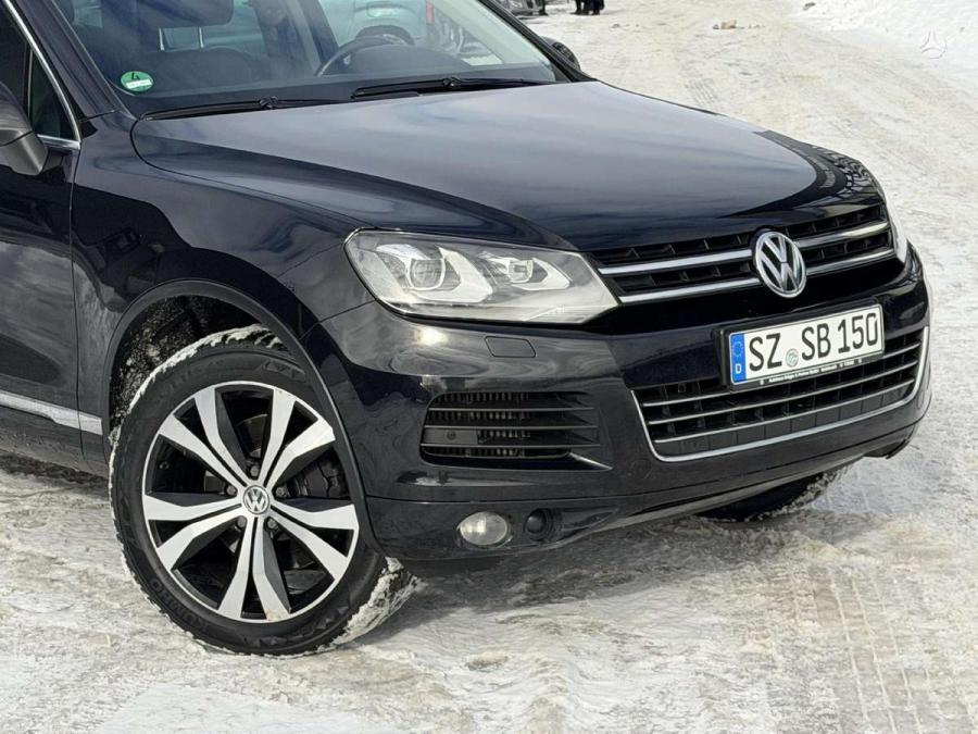 Black Volkswagen Touareg 2011 in Jonava, with an engine capacity of 4.13 L and mileage of 285 thousand km for 12350 €, photo 14 on AUTOMOTO.COM.LV