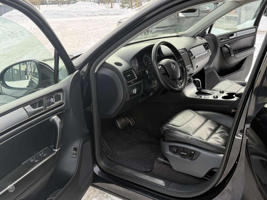 Black Volkswagen Touareg 2011 in Jonava, with an engine capacity of 4.13 L and mileage of 285 thousand km for 12350 €, photo 16 on AUTOMOTO.COM.LV