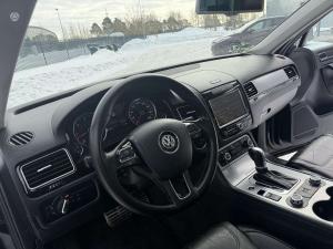 Black Volkswagen Touareg 2011 in Jonava, with an engine capacity of 4.13 L and mileage of 285 thousand km for 12350 €, photo 18 on AUTOMOTO.COM.LV