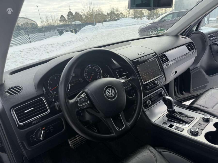 Black Volkswagen Touareg 2011 in Jonava, with an engine capacity of 4.13 L and mileage of 285 thousand km for 12350 €, photo 18 on AUTOMOTO.COM.LV
