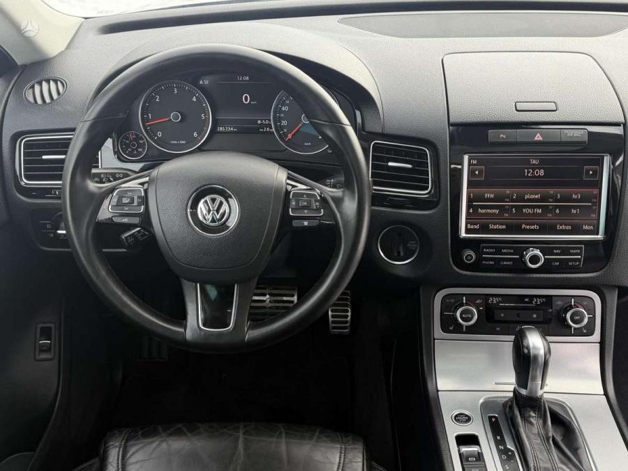 Black Volkswagen Touareg 2011 in Jonava, with an engine capacity of 4.13 L and mileage of 285 thousand km for 12350 €, photo 19 on AUTOMOTO.COM.LV