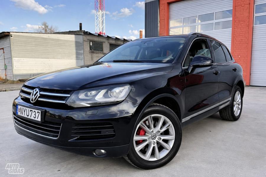 Black Volkswagen Touareg 2011 in Vilnius, with an engine capacity of 3.00 L and mileage of 438 thousand km for 9500 €, photo 1 on AUTOMOTO.COM.LV
