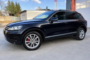 Black Volkswagen Touareg 2011 in Vilnius, with an engine capacity of 3.00 L and mileage of 438 thousand km for 9500 €, photo 3 on AUTOMOTO.COM.LV