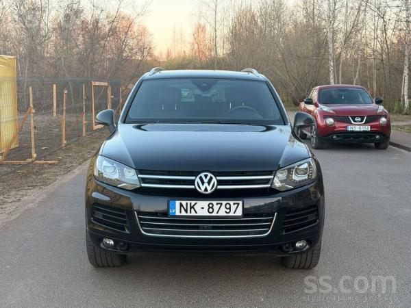 Black Volkswagen Touareg 2011 in Riga, with an engine capacity of 3.00 L and mileage of 257 thousand km for 10990 €, photo 1 on AUTOMOTO.COM.LV